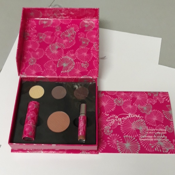 Mary Kay | Makeup | Mary Kay Signature Gift Set | Poshmark